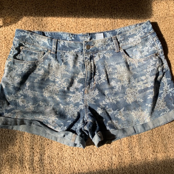 Time and Tru | Shorts | Time And Tru Womens Floral Jean Shorts Blue ...